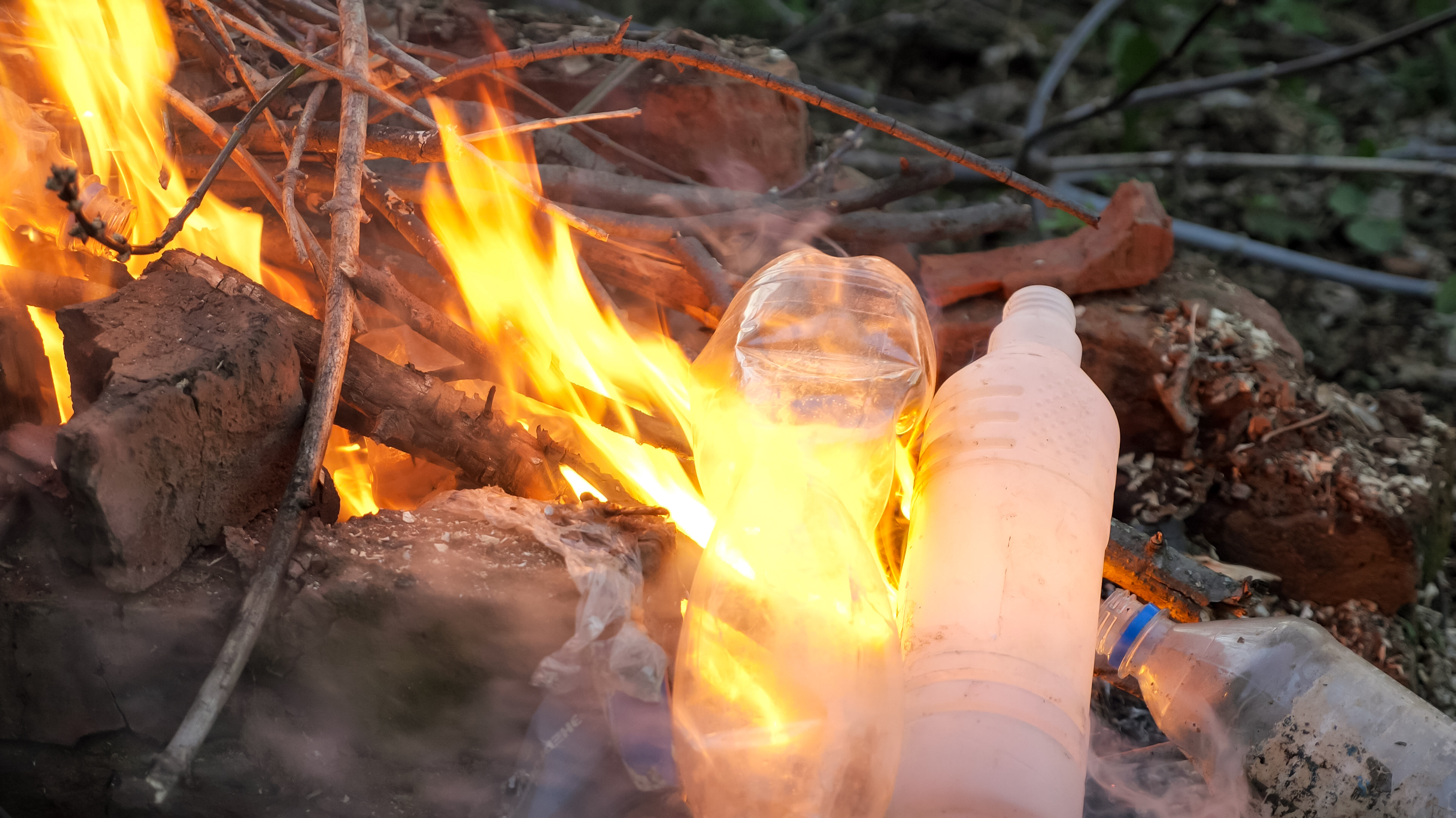 Burning plastic for cooking and heating an emerging crisis - Scimex
