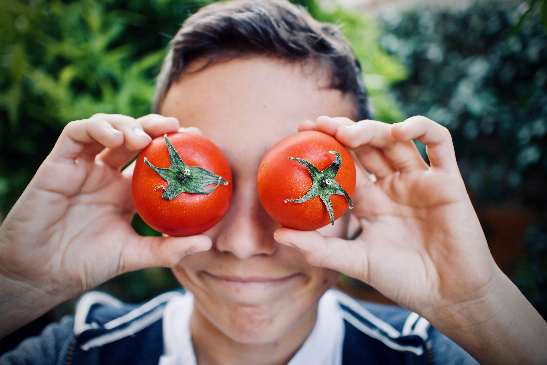 A good brekkie, fruit and veg may improve your teen's mood - Scimex